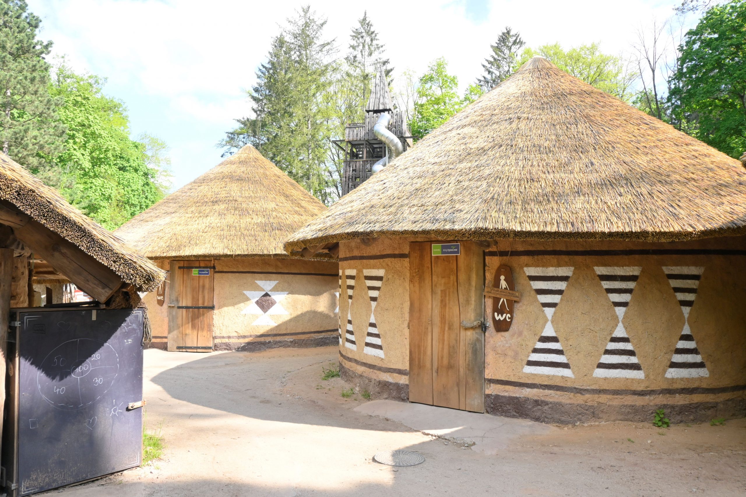 Africká vesnice Matongo má nové střechy na dvou objektech - Zoo Jihlava